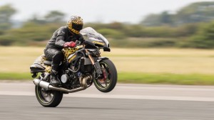 พาชมคลิป ทำลายสถิติขี่ยกล้อเร็วที่สุดในโลก World Wheelie Speed Record ...