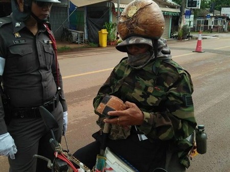 กล้าเล่น ชายชุดทหาร สวมหมวกกันน๊อค ทำเองจากลูกมะพร้าว แต่โดนตำรวจเรียก ...