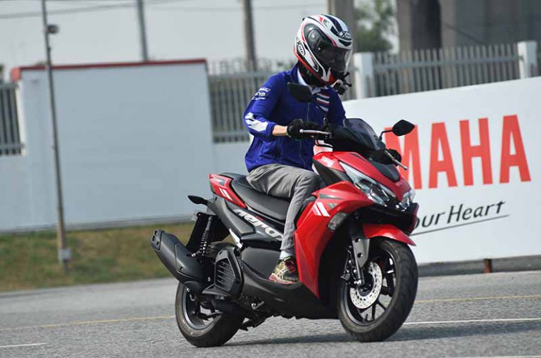 เปรียบเทียบสเป็คทางเทคนิค Honda Click 160 vs Yamaha Aerox 155 ...
