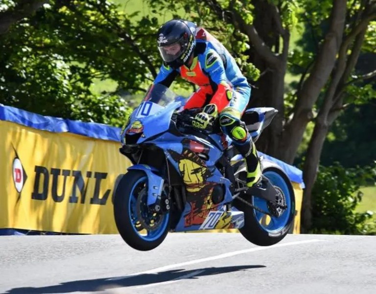 สังเวยอีกหนึ่ง Mark Purslow เสียชีวิต รอบจับเวลา Isle of Man TT ...